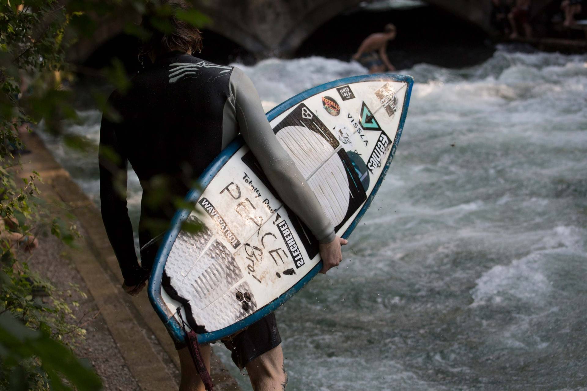 The Eisbach surfer wave in Munich: The "Eisbachwelle" | simply Munich