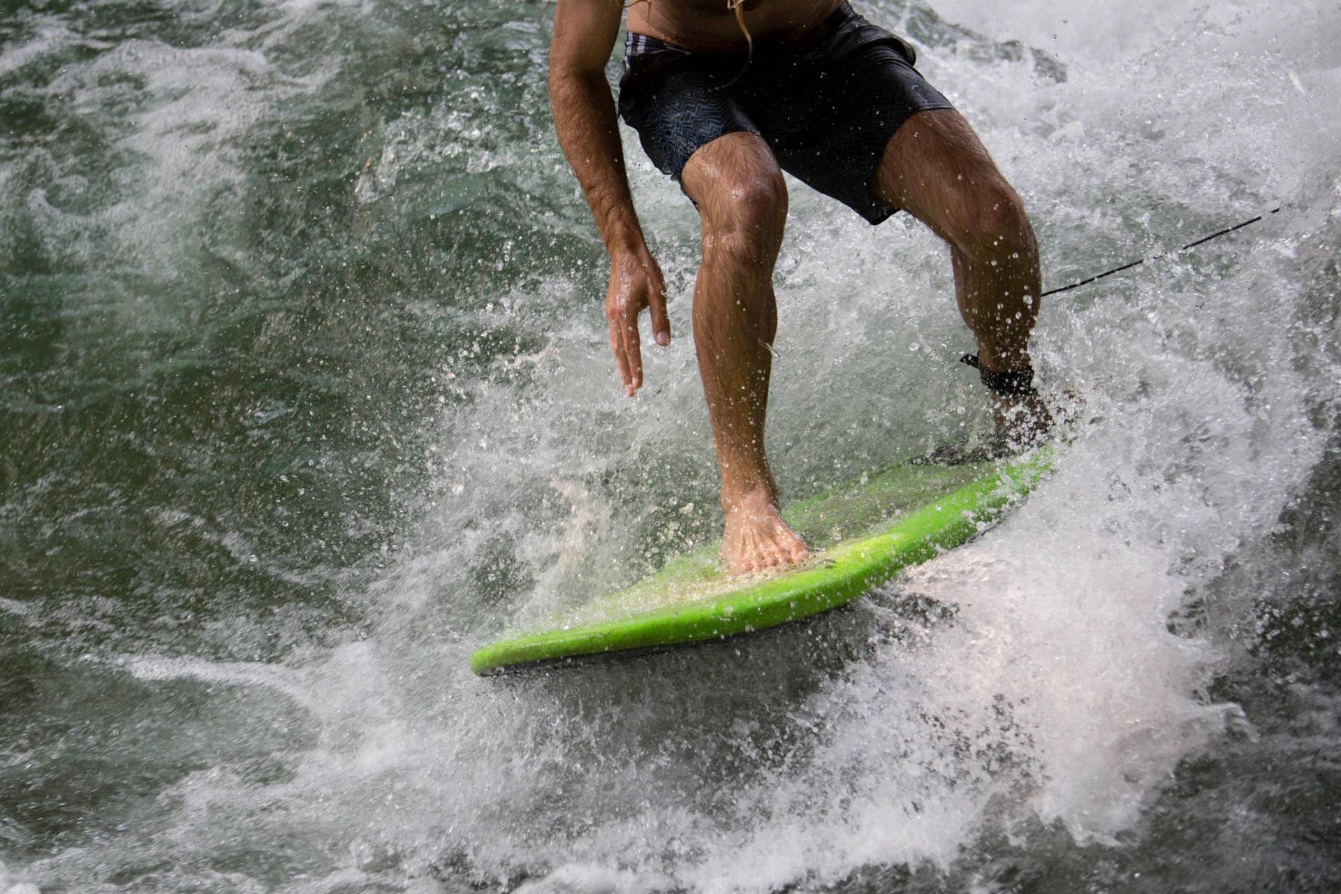 The Eisbach surfer wave in Munich: The "Eisbachwelle" | simply Munich